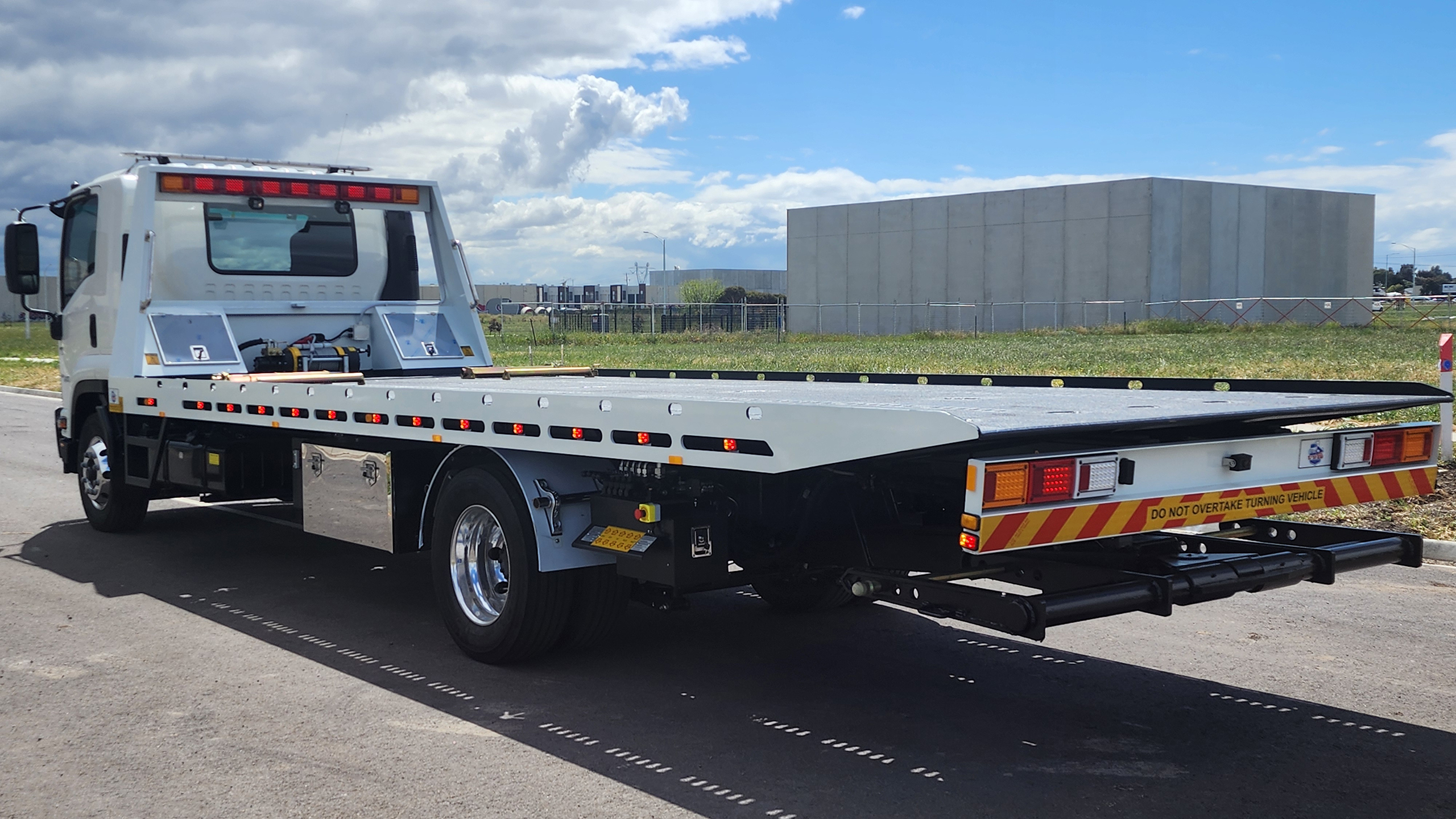 ISUZU FSD 140 260 – TILT TRAY DESIGN