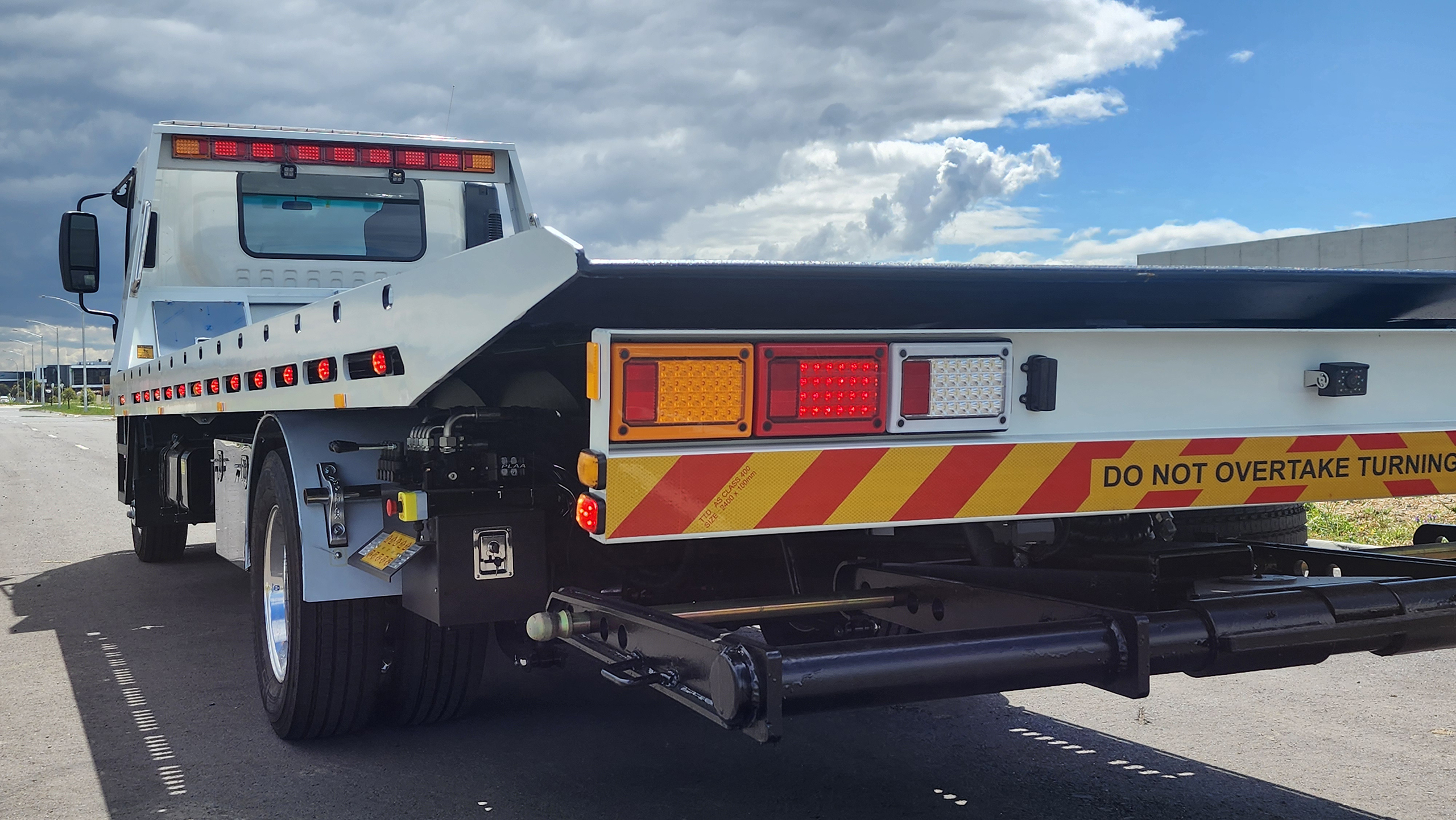 ISUZU FSD 140 260 – TILT TRAY DESIGN