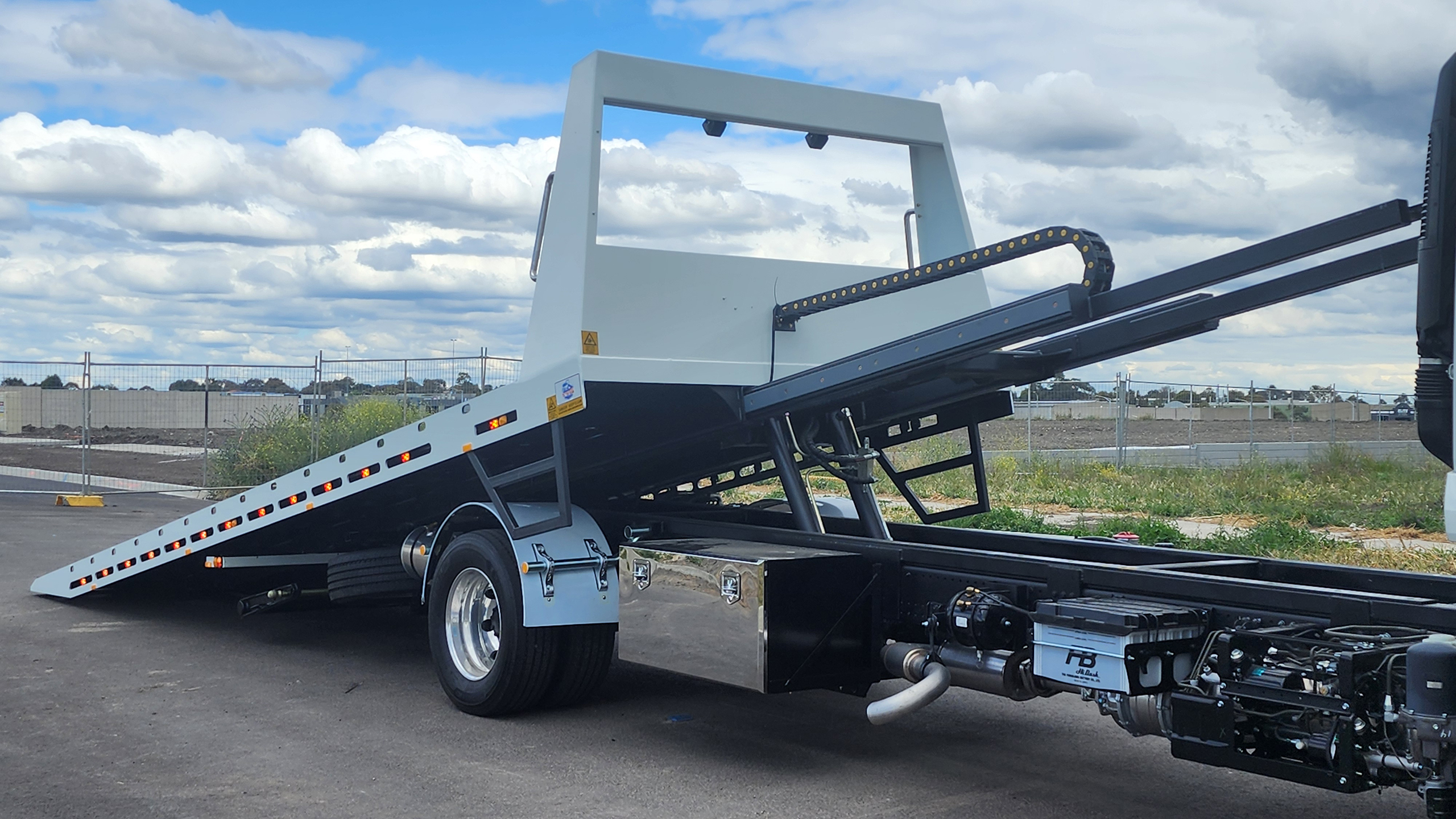 ISUZU FSD 140 260 – TILT TRAY DESIGN